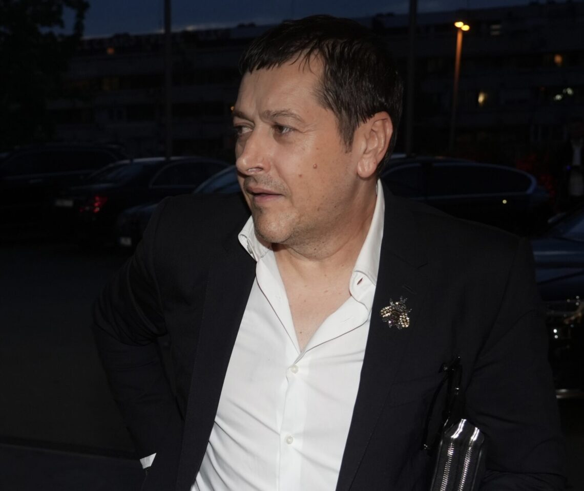 “MRŠ NAPOLJE DA TI NE SVEŽEM ŠAMARČINU”